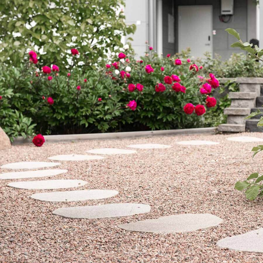 Trädgårdsgång med Gårdssingel och stegstan i granit