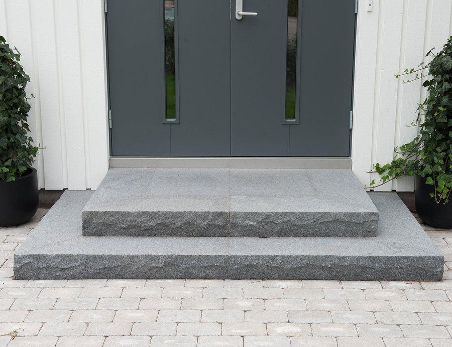 Rektangulär entrétrappa i granit