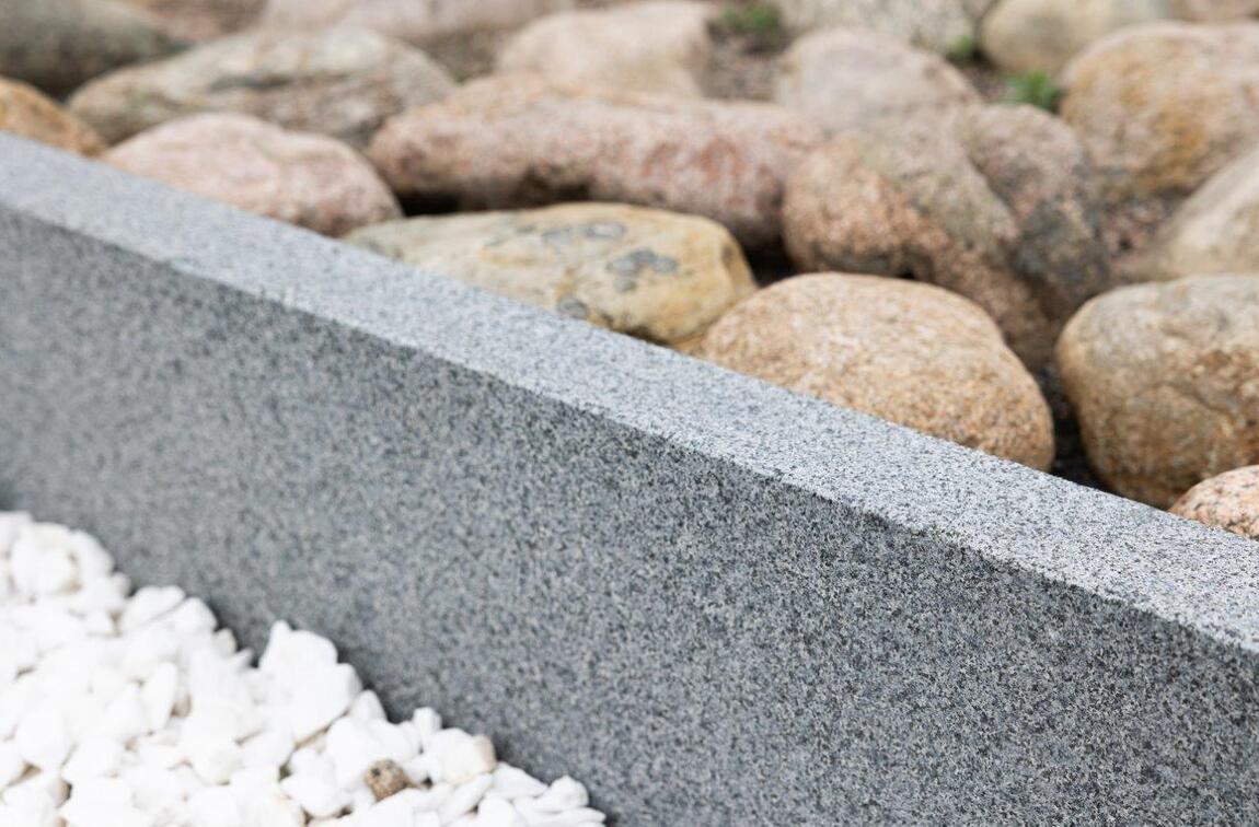 Granit grafit kantsten RV6 flammad | Handla hos Flisby