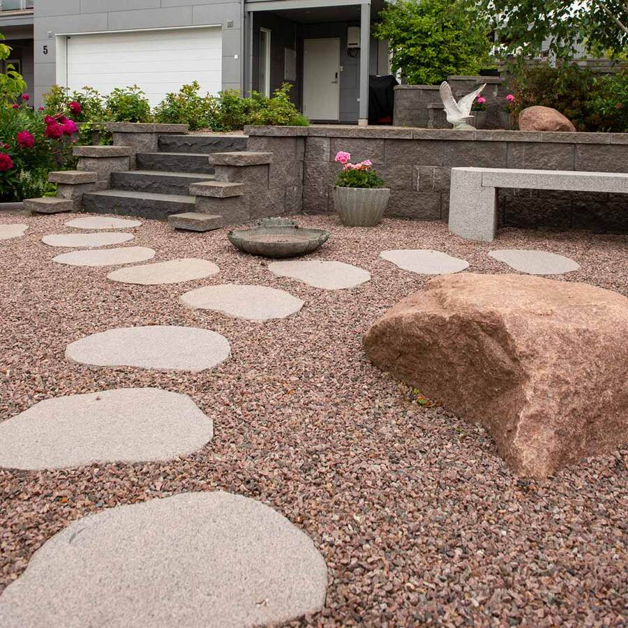 Trädgårdsgång med Gårdssingel och stegstan i granit