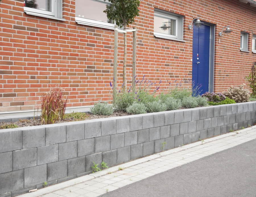 Stödmur byggd med Kantsten Gränd antracit