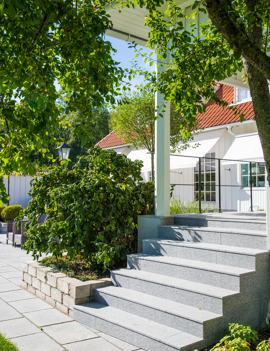 Utomhustrappa beklädd med gråröd granit