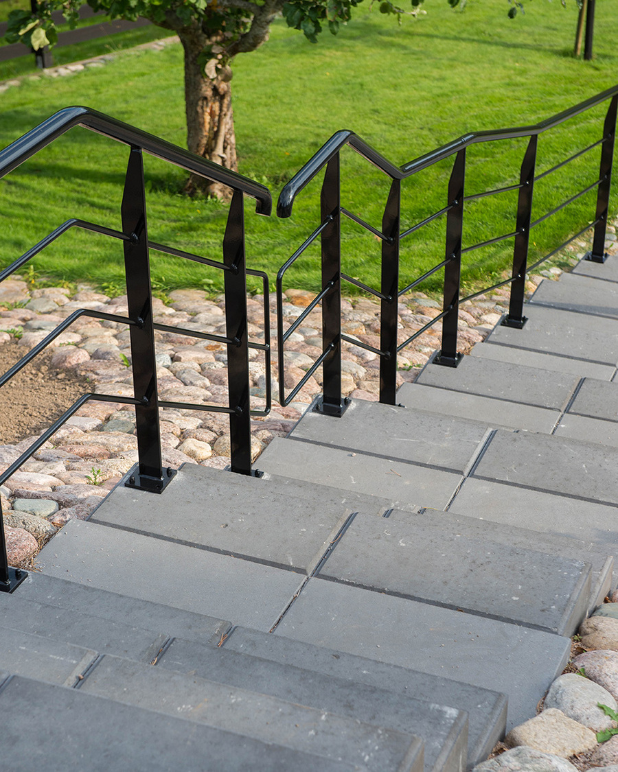 Utetrappa av betongblock i antracit