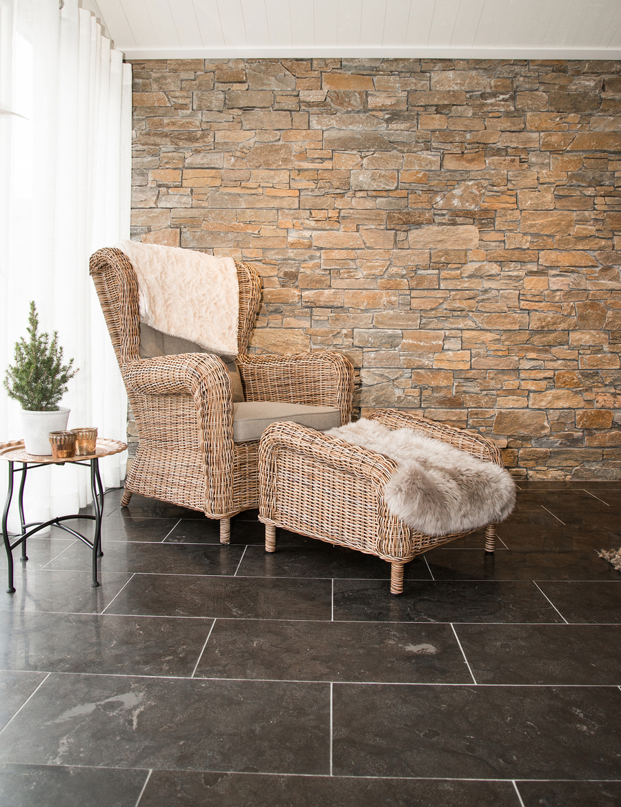 Sandbrun Skiffervägg i vardagsrum