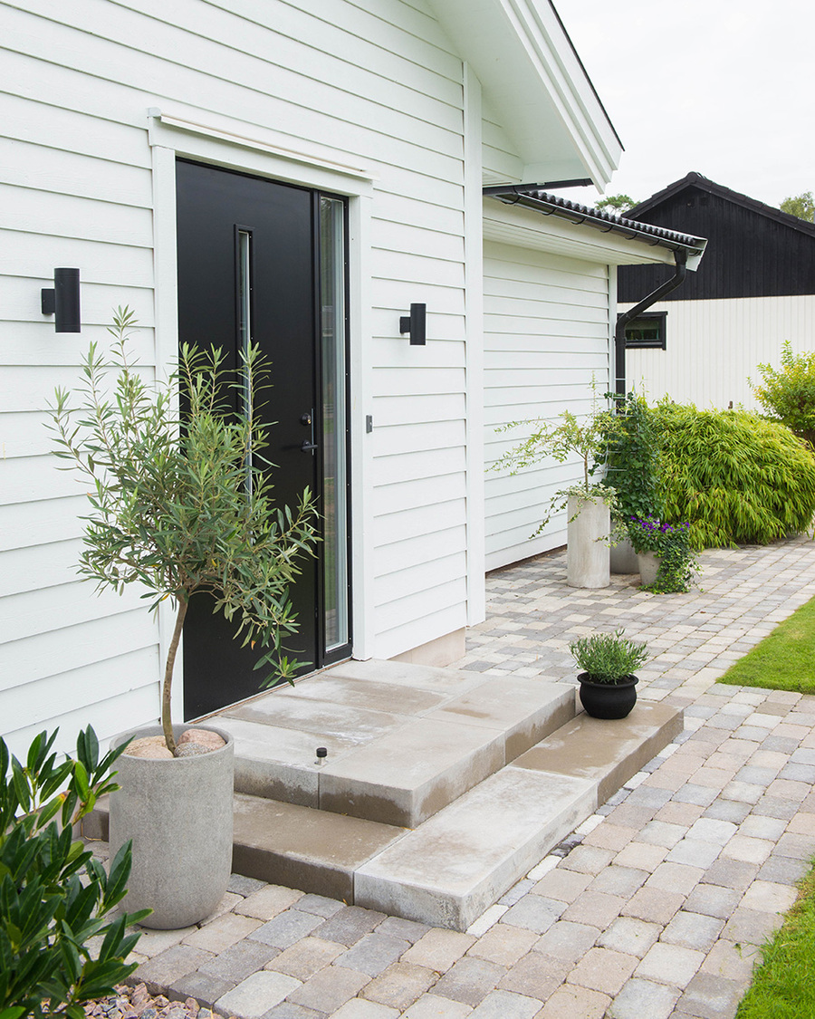 Entrétrappa med grå trappblock av betong