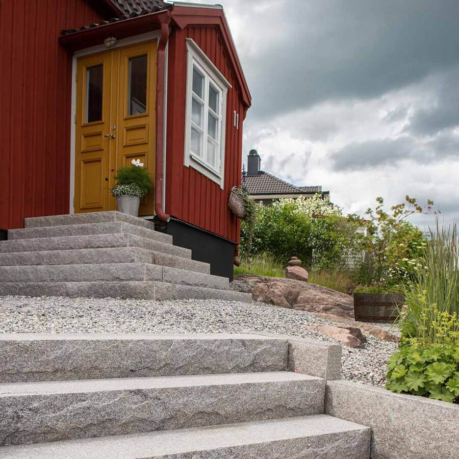 Entré med granittrappa och gatsten