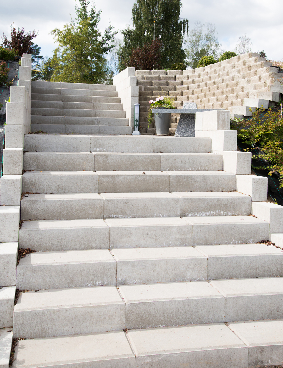 Utetrappa av grå betongblock