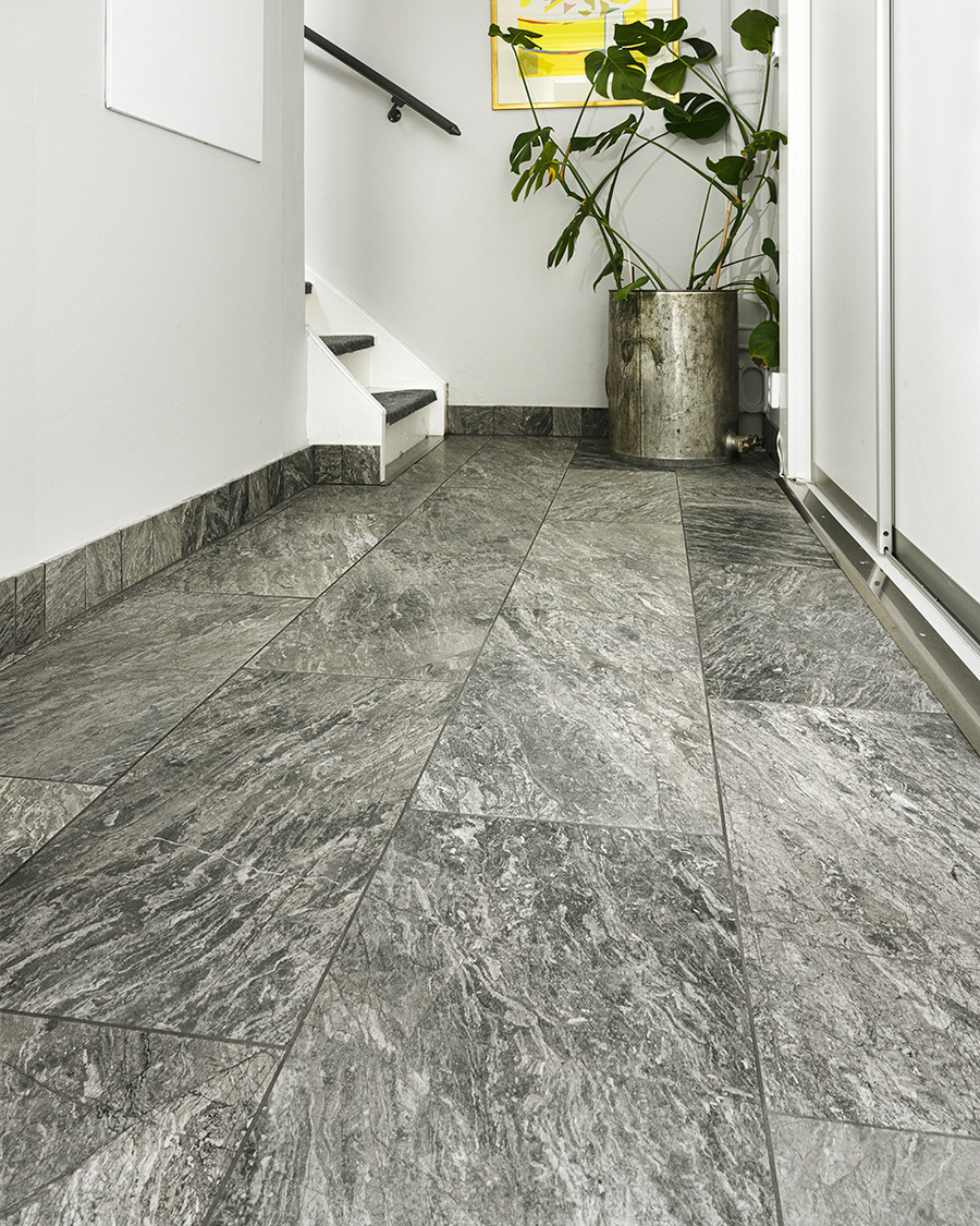 Hall och tvättstuga med marmorplattorna Australien Grey