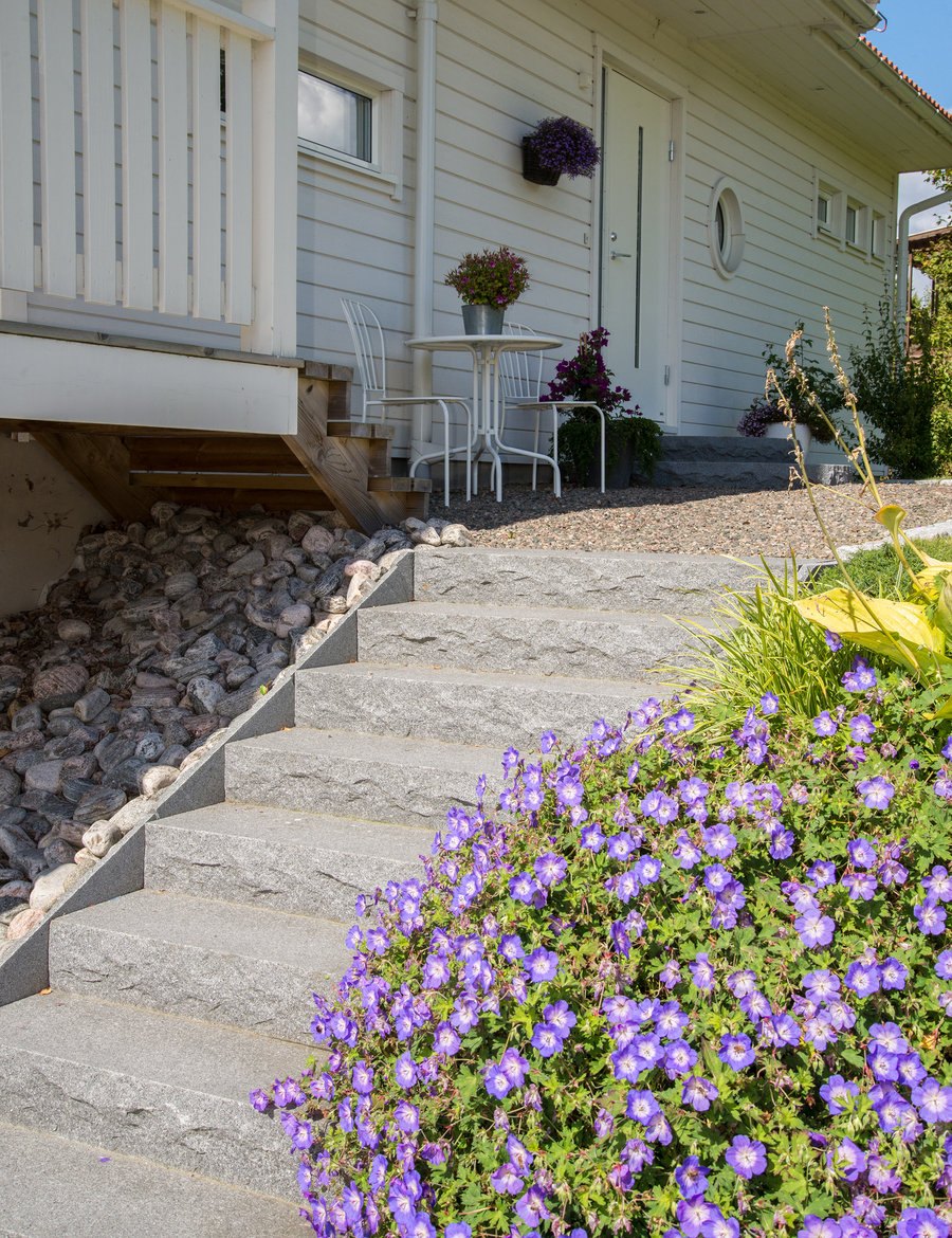 Stentrappa med grå granitblock och kansten